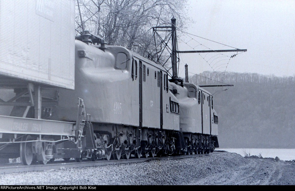 Conrail GG1 4885 rounding the big curve at Turkey Hill
